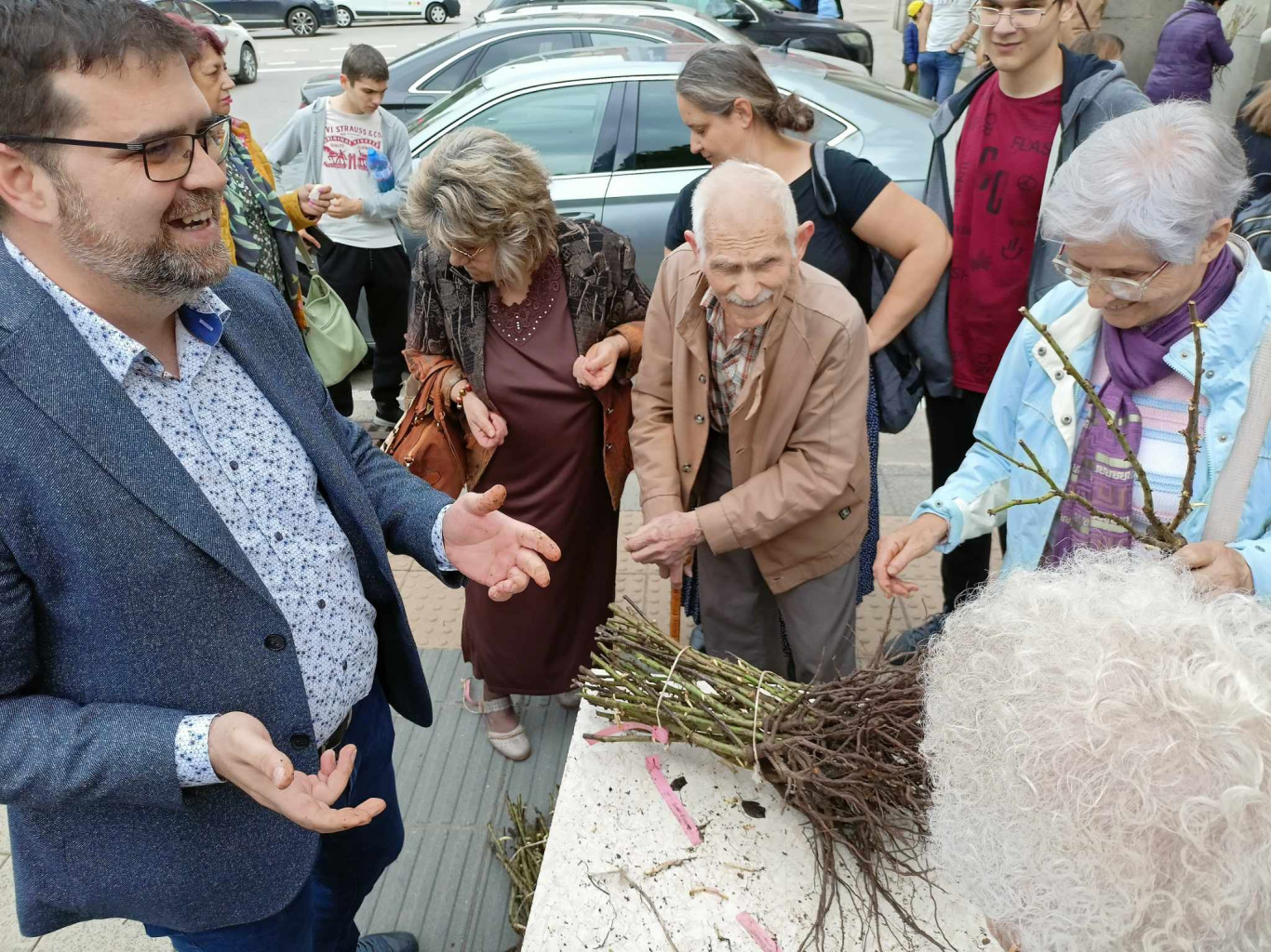 Започна раздаването на 20 000 розови храста, осигурени от дарител (СНИМКИ)