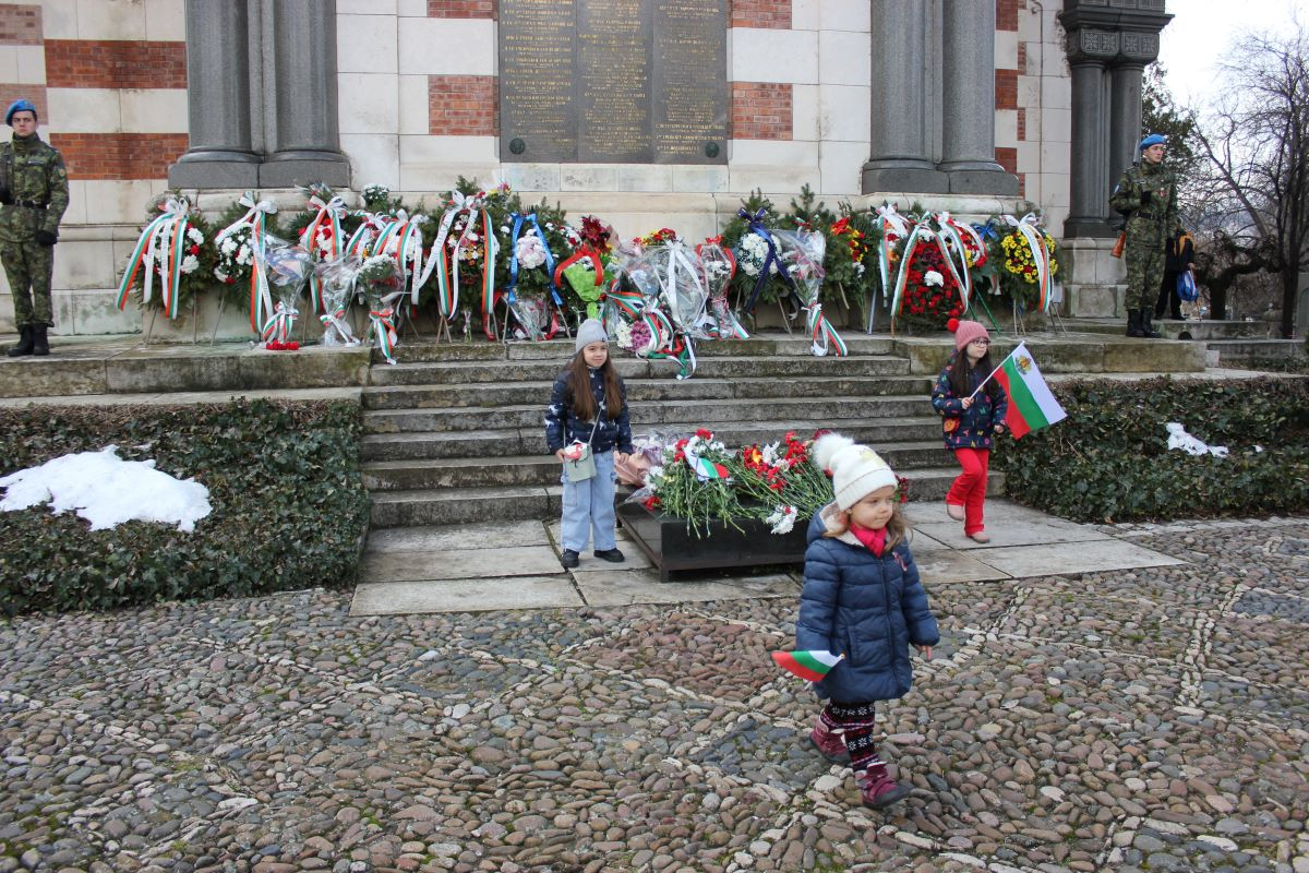 Плевен чества 147 години Свободна България (СНИМКИ)