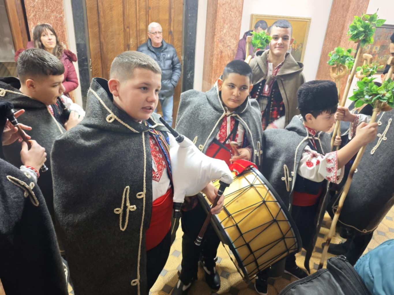 Добри гости коледари в Община Плевен (СНИМКИ)